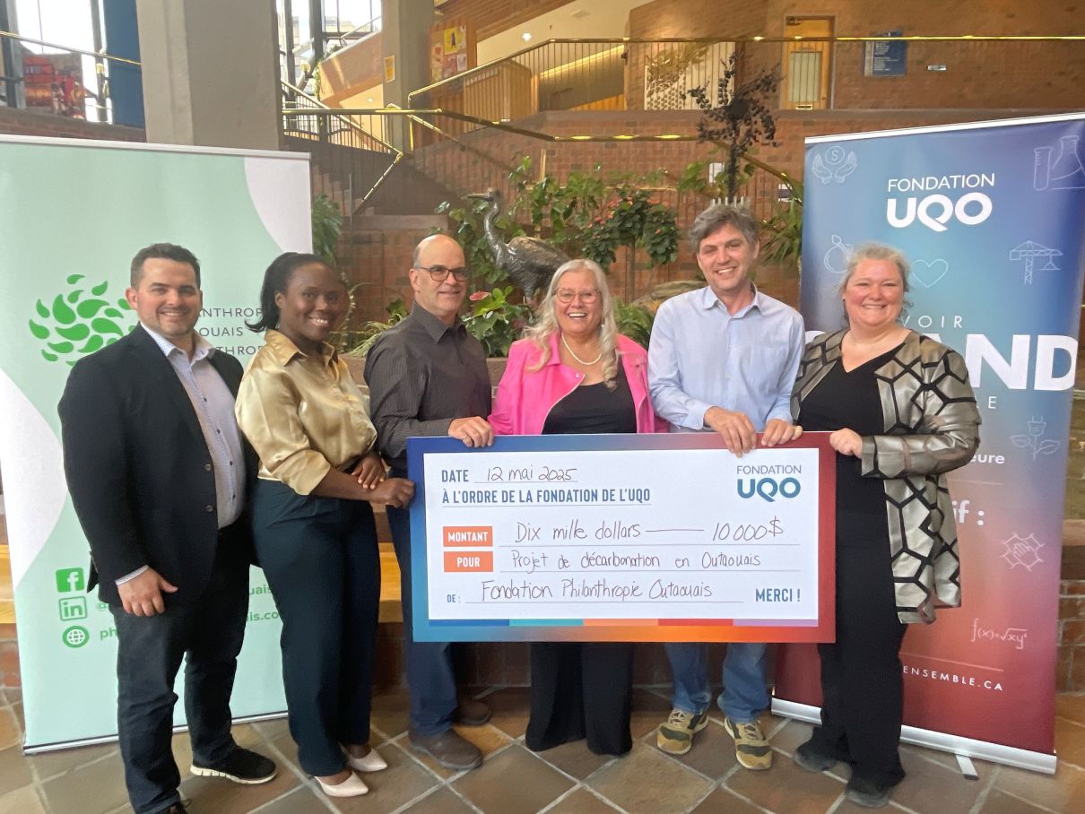 Un coup de pouce pour la carboneutralité : 10 000 $ remis à la Fondation de l’UQO par la ...